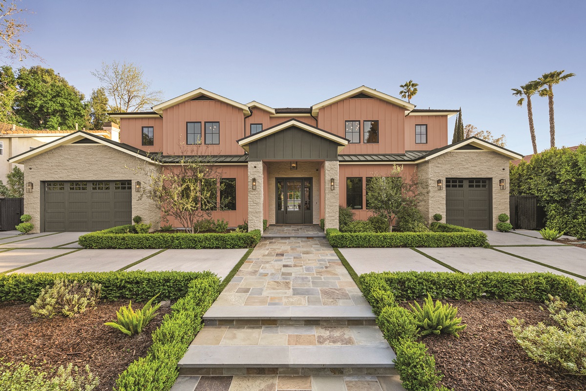 Dunn-Edwards Spices Up 2025 With 'Caramelized' as Its Color of the Year