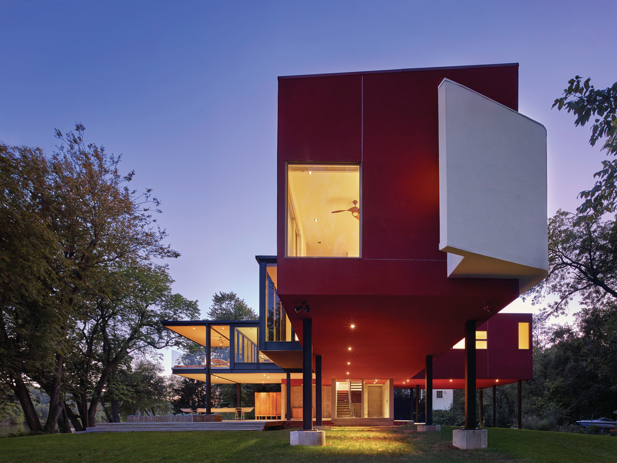 Riverfront Home Rises Above Its Challenging Site