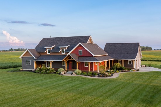 Seven Timber Frame Homes That Exemplify the Modern Farmhouse Look
